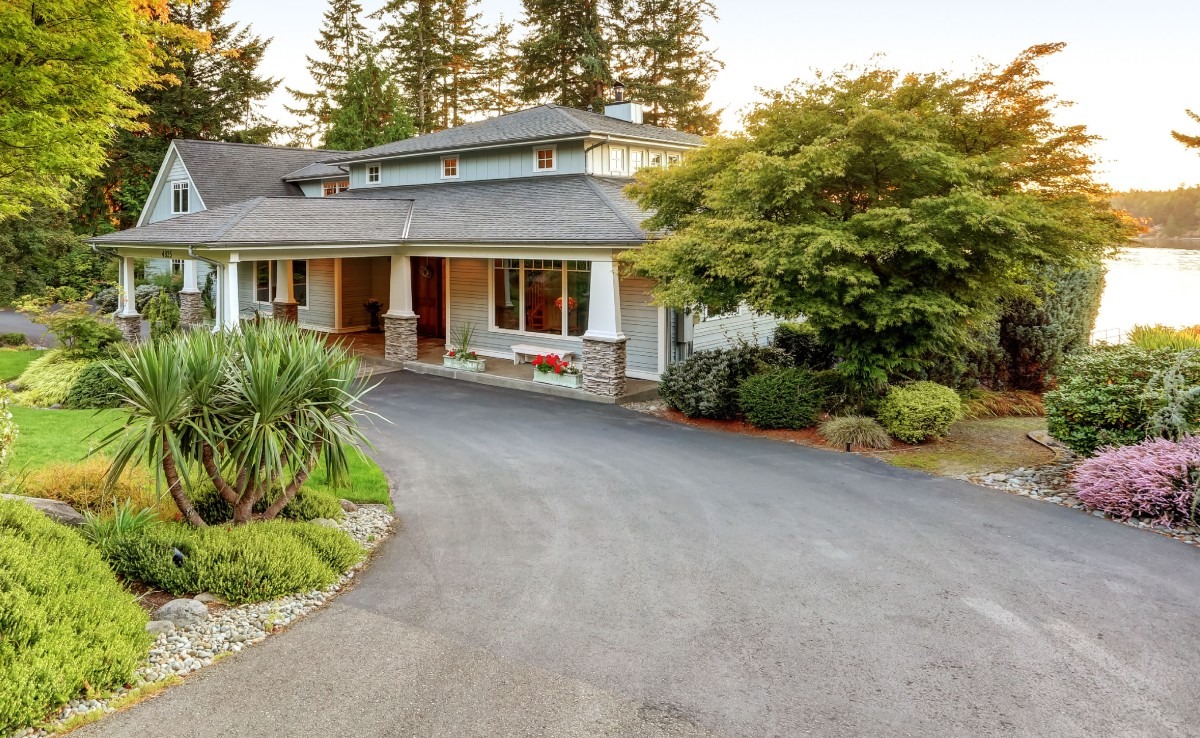 How to Improve Your Curb Appeal with a Driveway Landscape